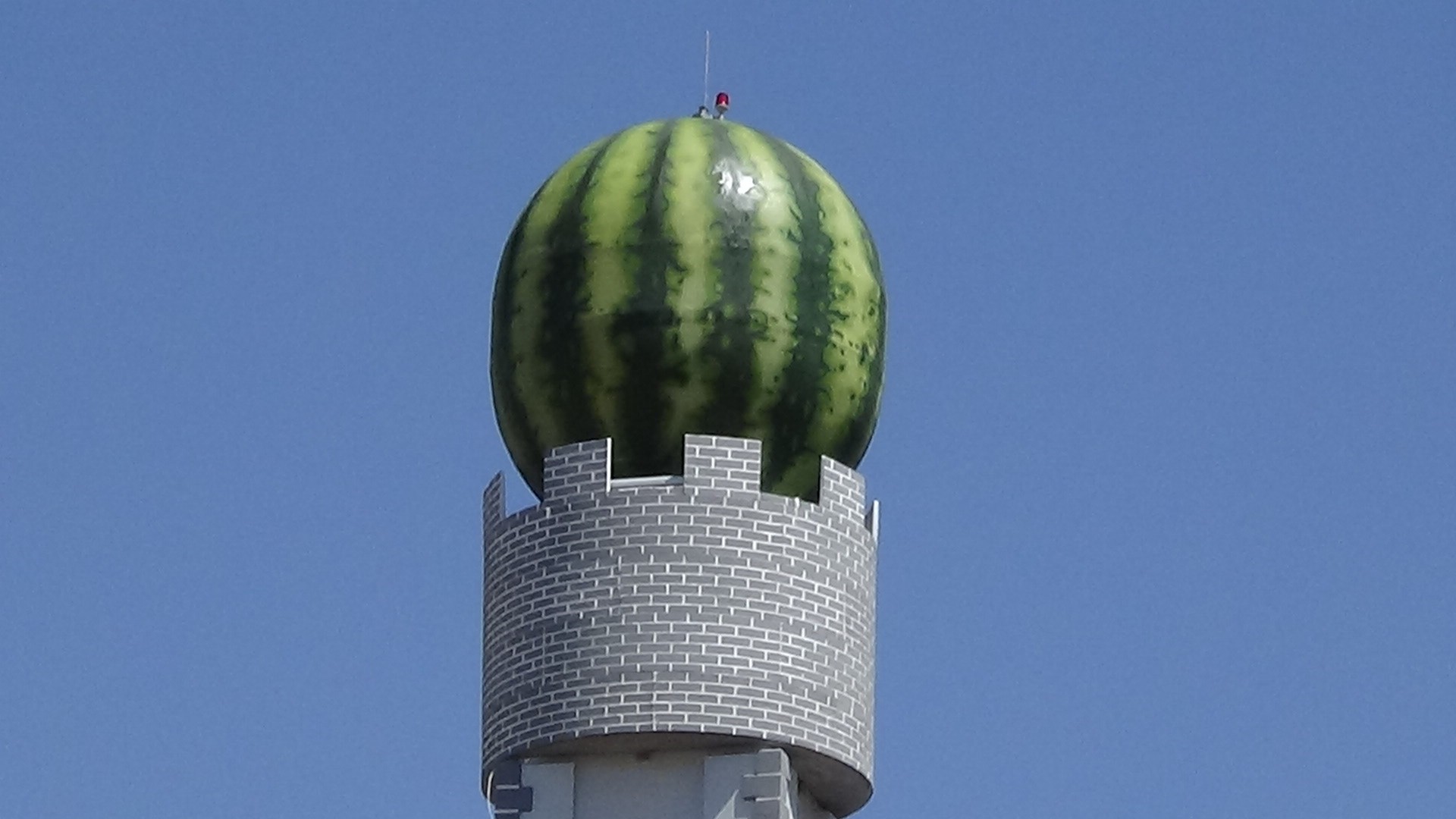 Diyarbakır’da baz istasyonu, dev karpuz maketi ile kamufle edildi