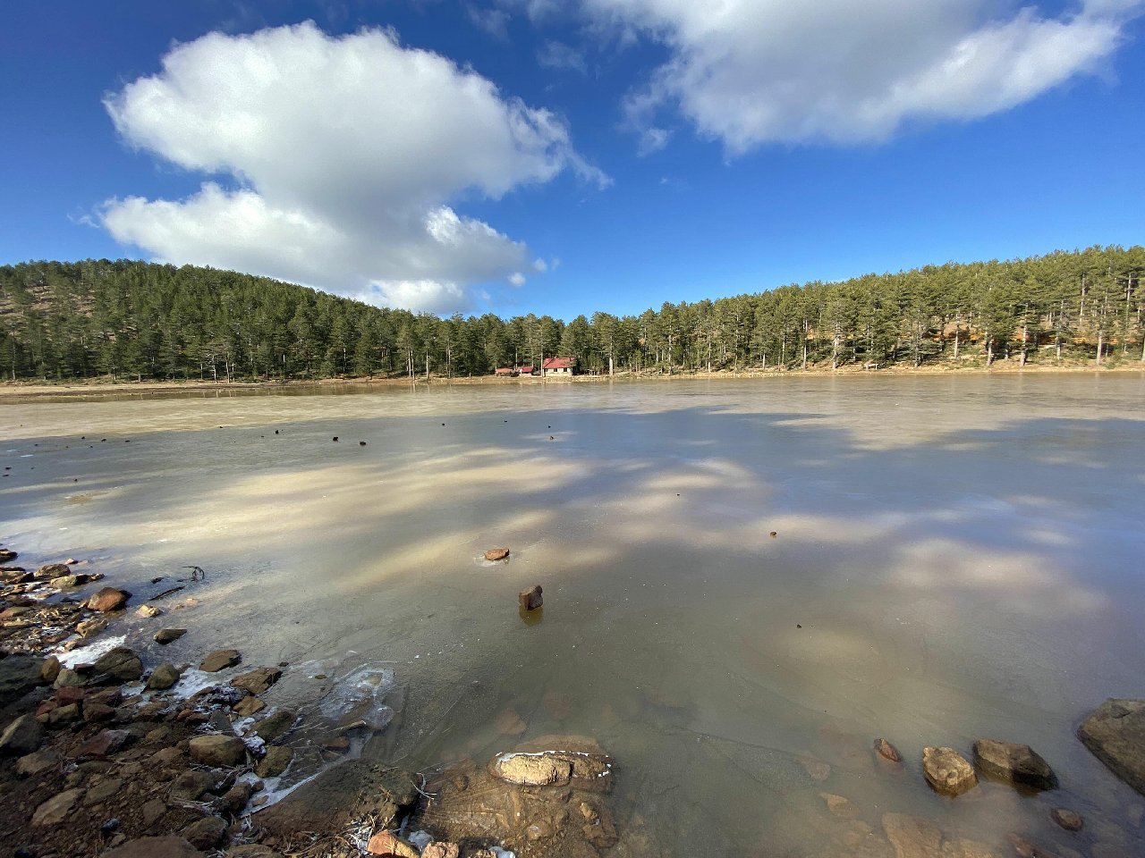 Gökçeova Göleti buz tuttu