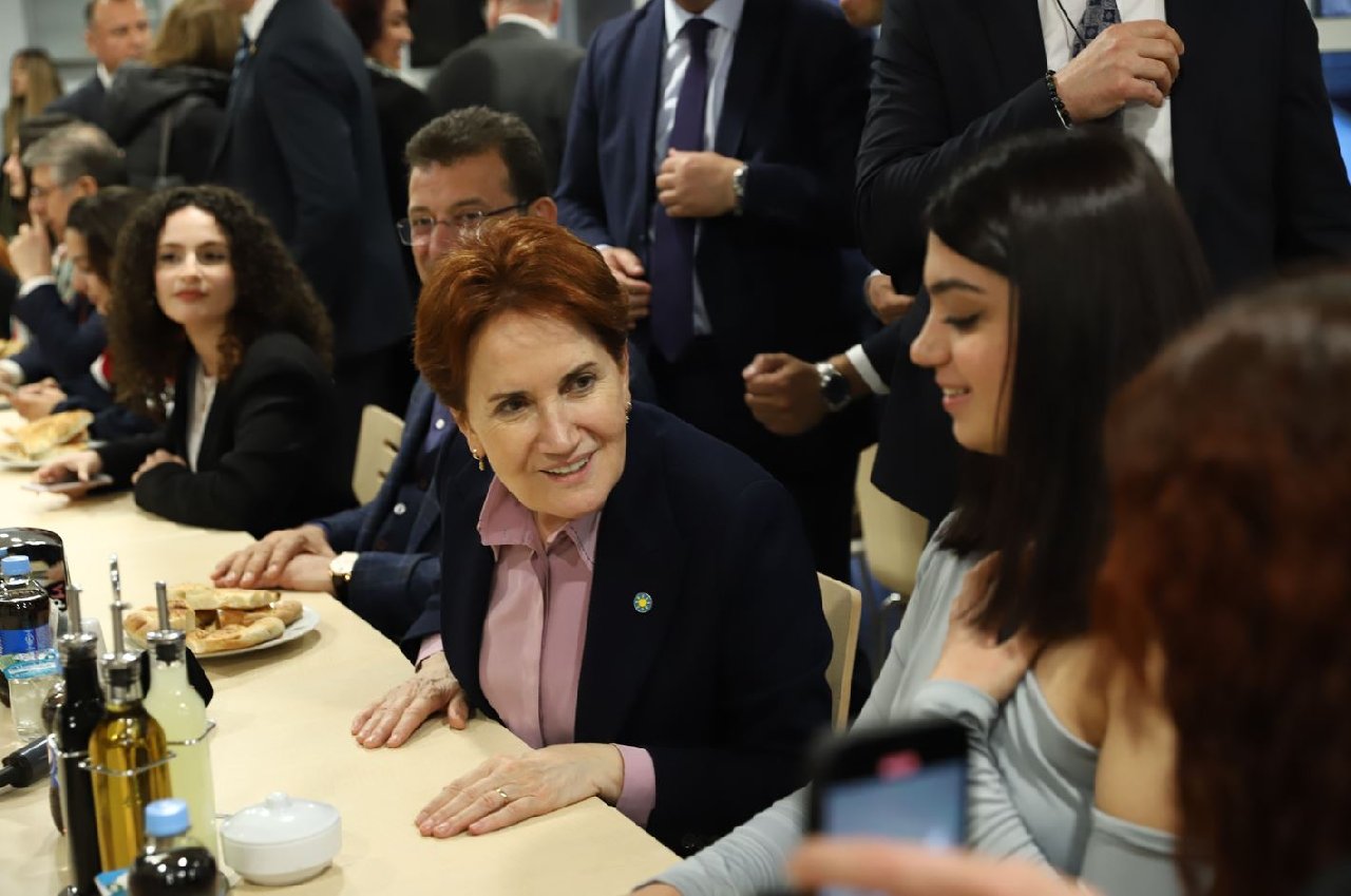 Akşener, Meral Mommy olmaktan hoşlanıyor mu? Gençler sordu, o yanıtladı...