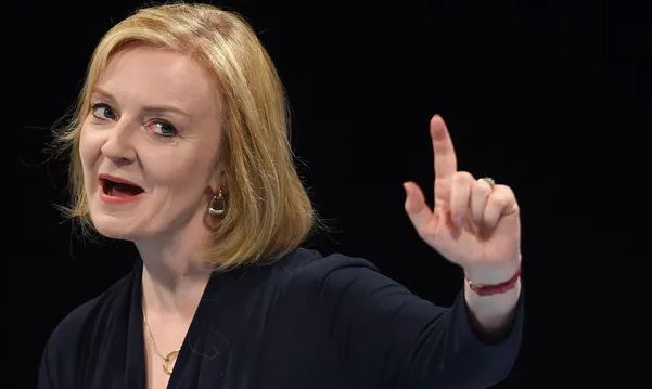 İngiltere'nin eski başbakanı Liz Truss'a bornoz faturası