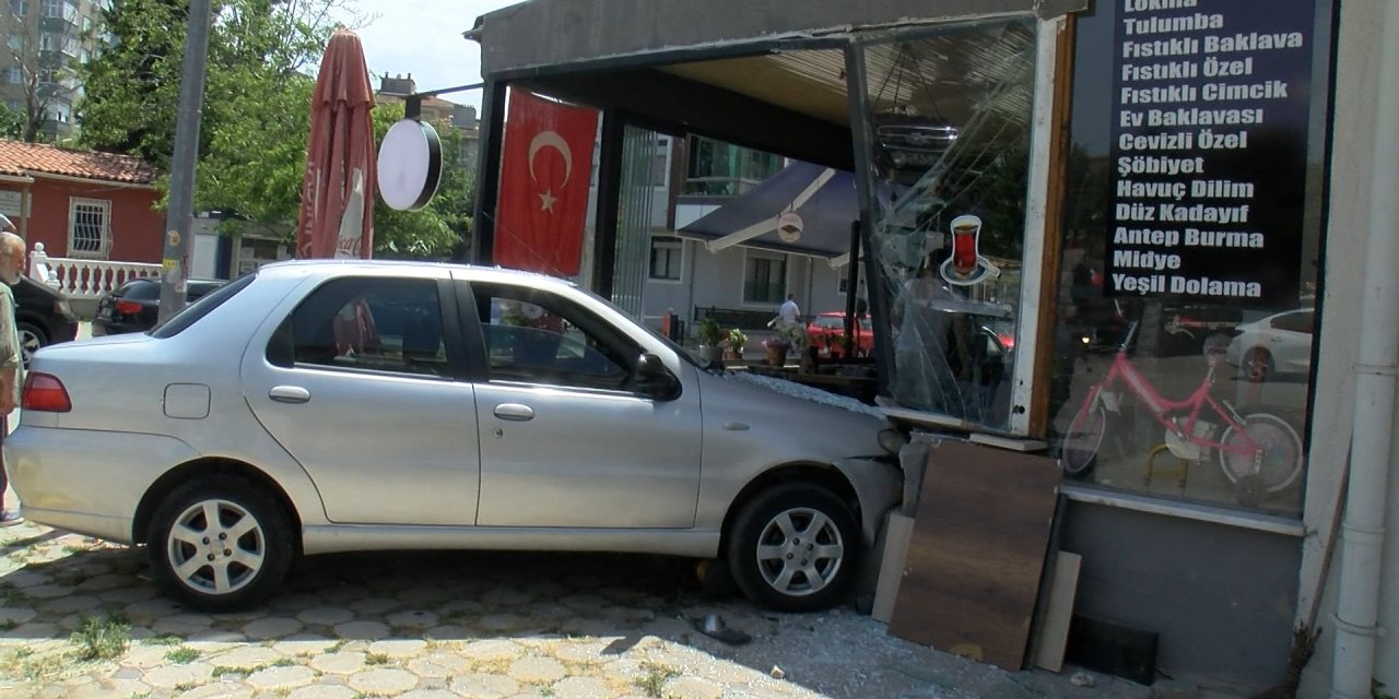 Otomobil Dondurma Dükkanına Daldı