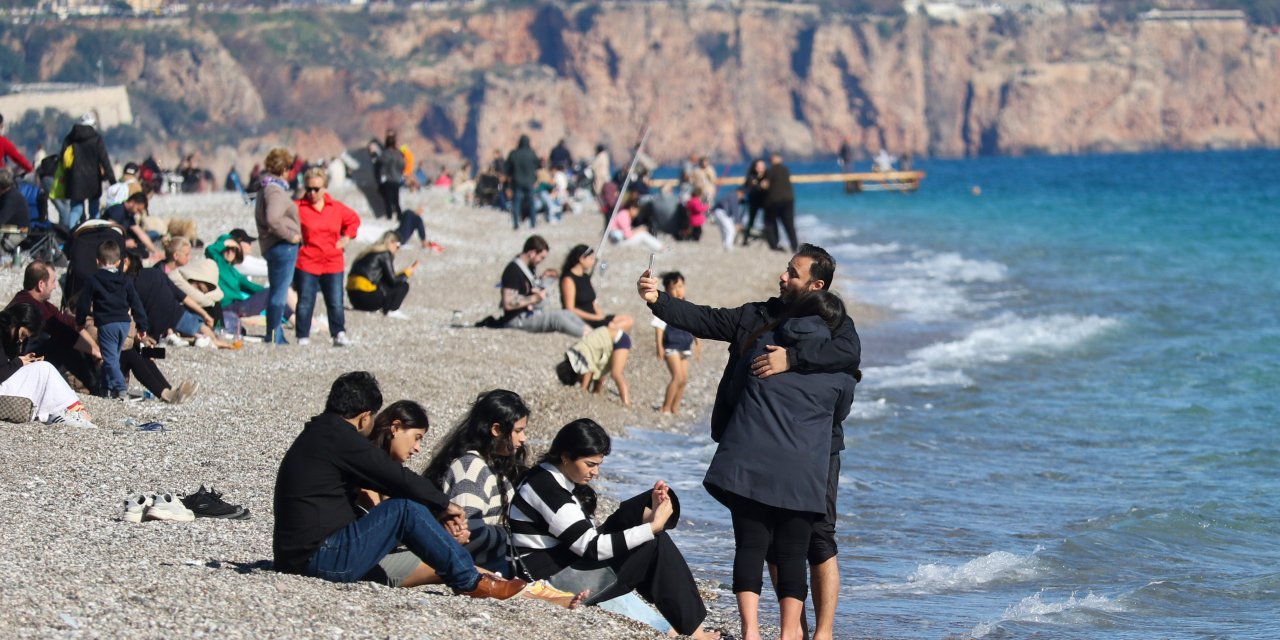 Ocak ortasında sahil denize girenlerle doldu taştı