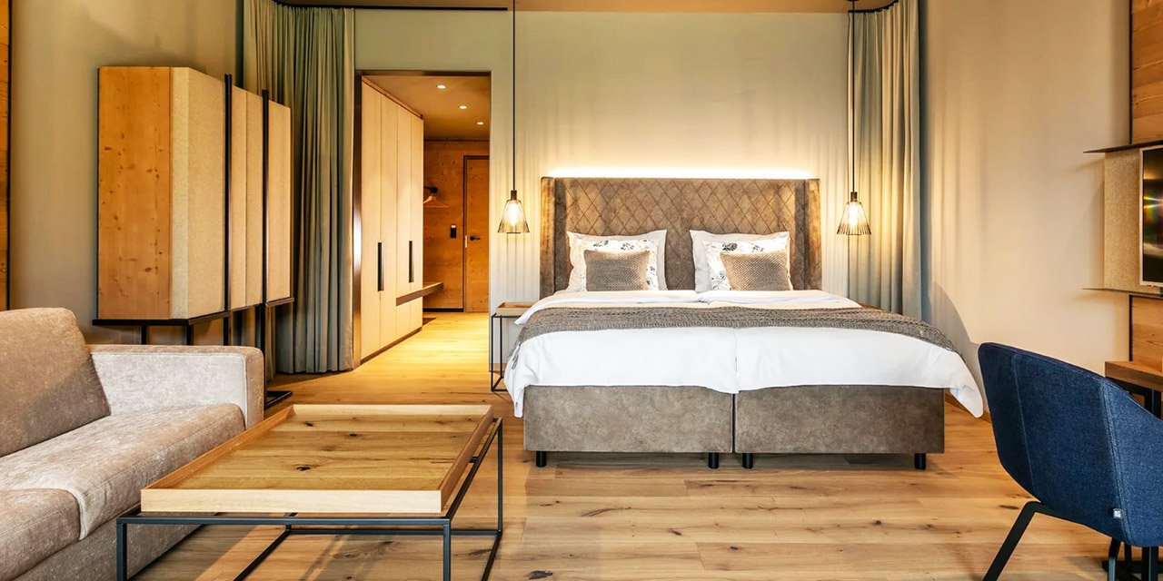 İki erkeğin aynı odada kalma talebi reddedildi