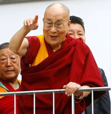 Tibet'in ruhani lideri Dalay Lama, bir çocuğu dudağından öptü, sonra da ...
