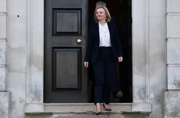 İngiltere'nin eski başbakanı Liz Truss'a bornoz faturası