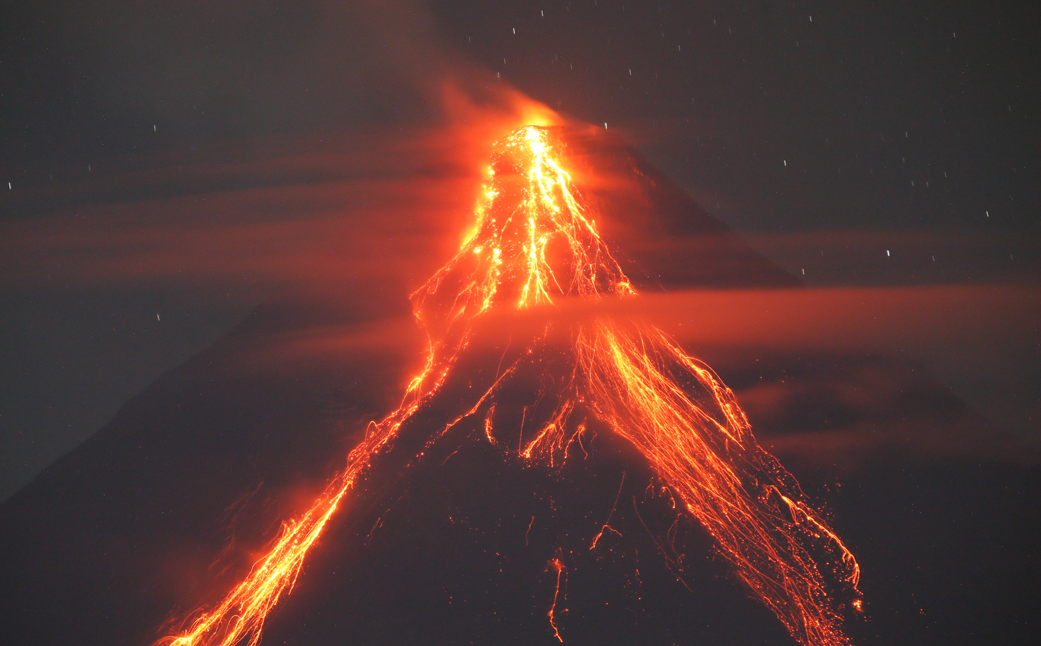 Mayon Yanardağı Patladı: 20 Bin Kişi Tahliye Edildi