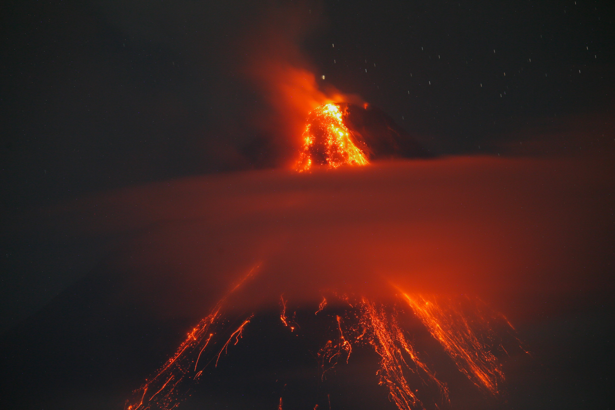 Mayon Yanardağı Patladı: 20 Bin Kişi Tahliye Edildi