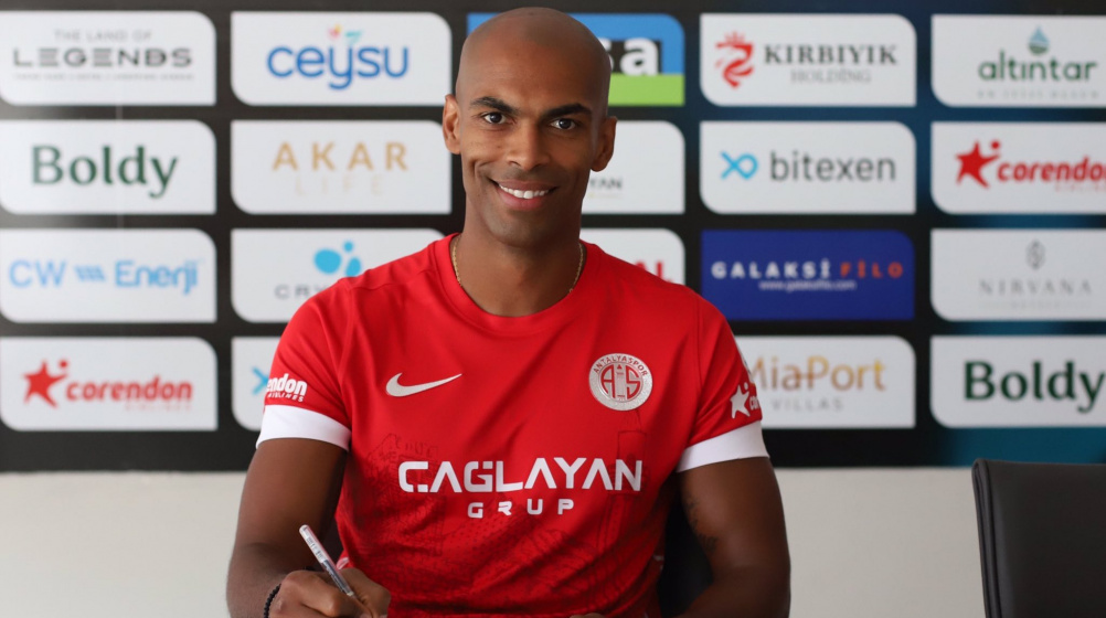 Antalyasporlu ünlü futbolcunun ailesi kaza yaptı: Oğlunun durumu kritik