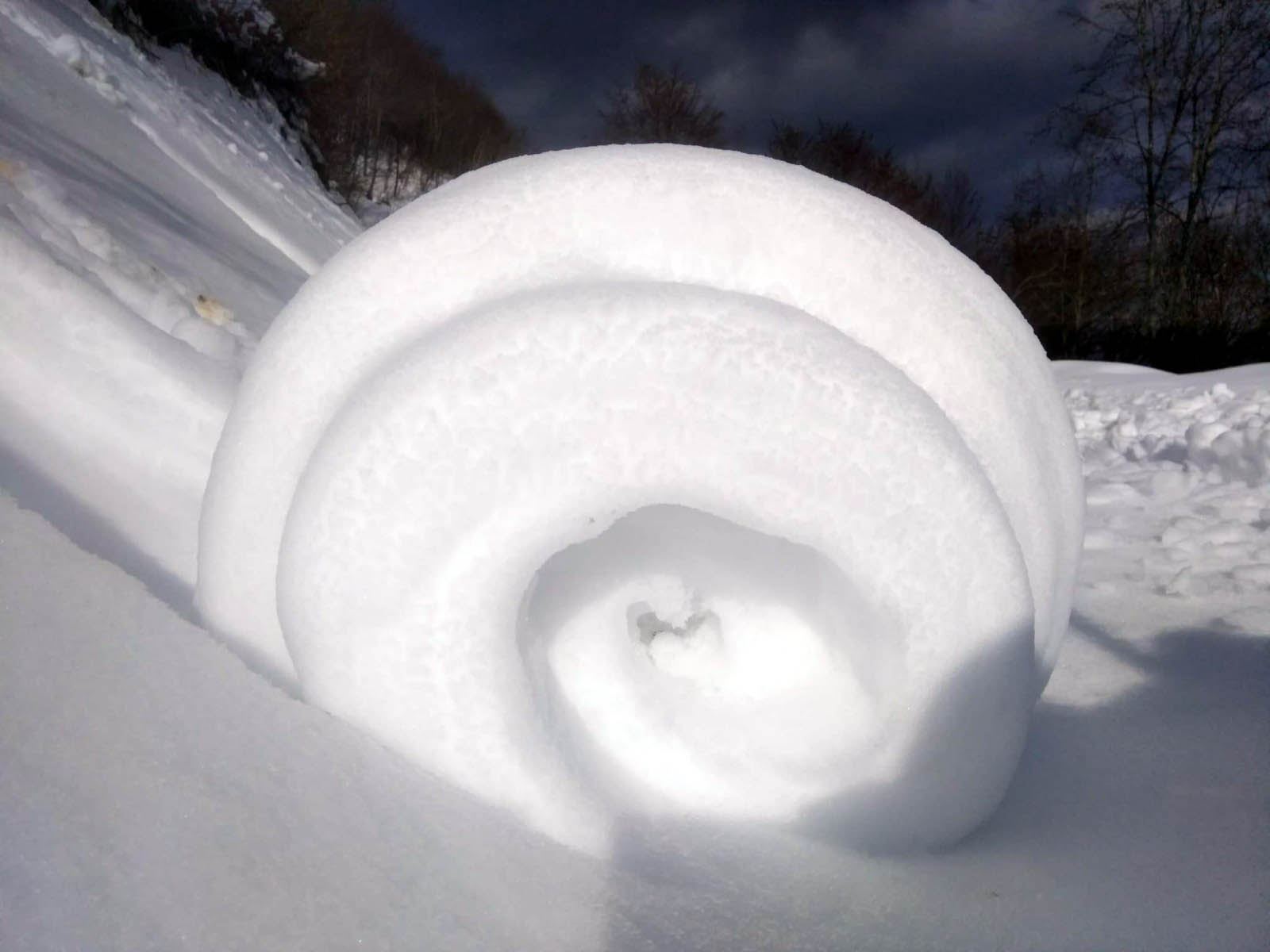 Kar topları değil kar ruloları! Amasya’da ender görülen kar ruloları şaşkınlık yarattı!