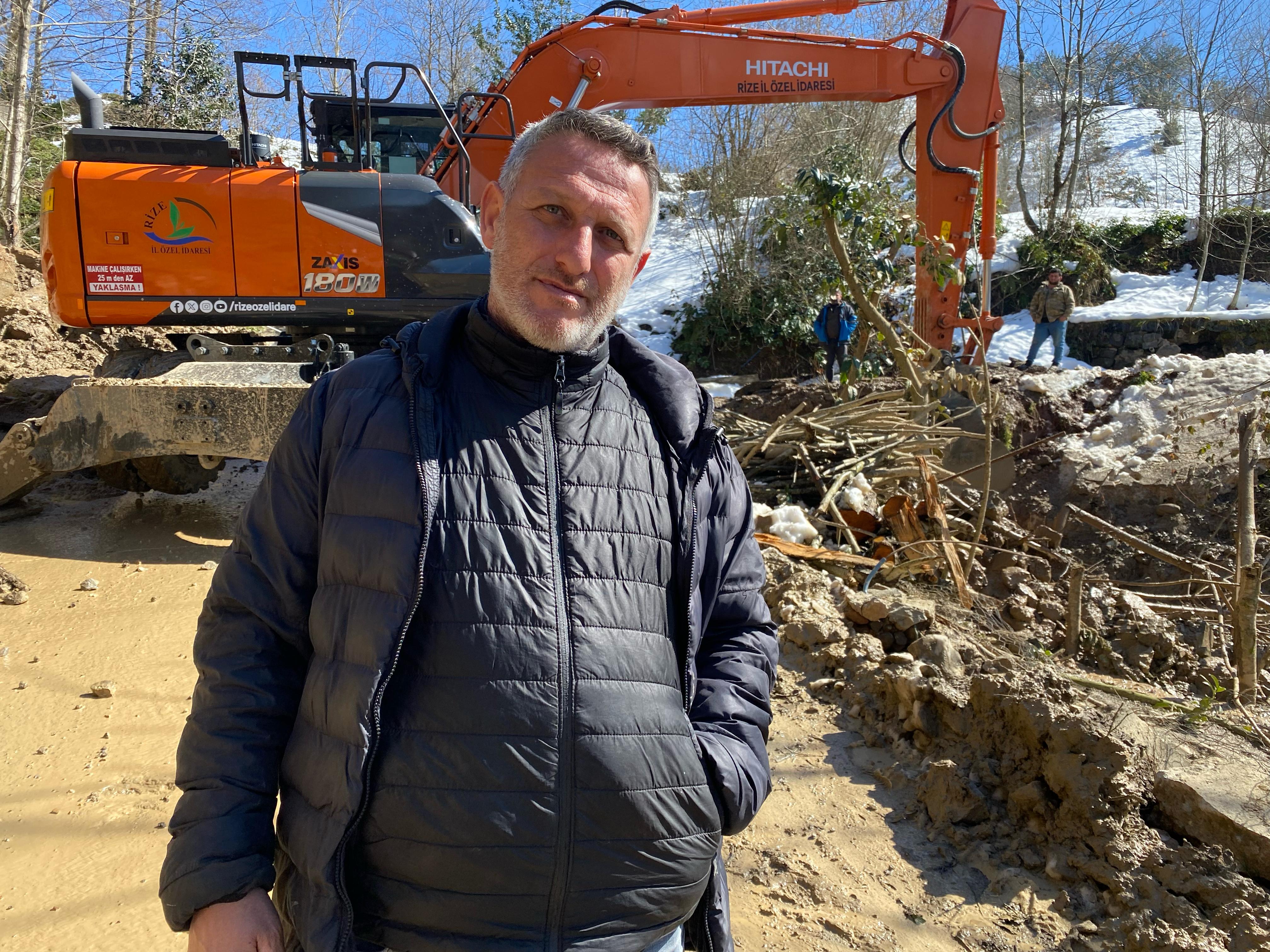 Rize'de heyelan bir evin içerisinden geçti. 16 ev tahliye edildi